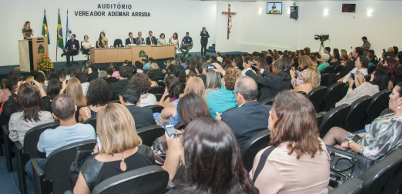 Primeira-dama recebe troféu Alanis Maria em solenidade na Câmara ...