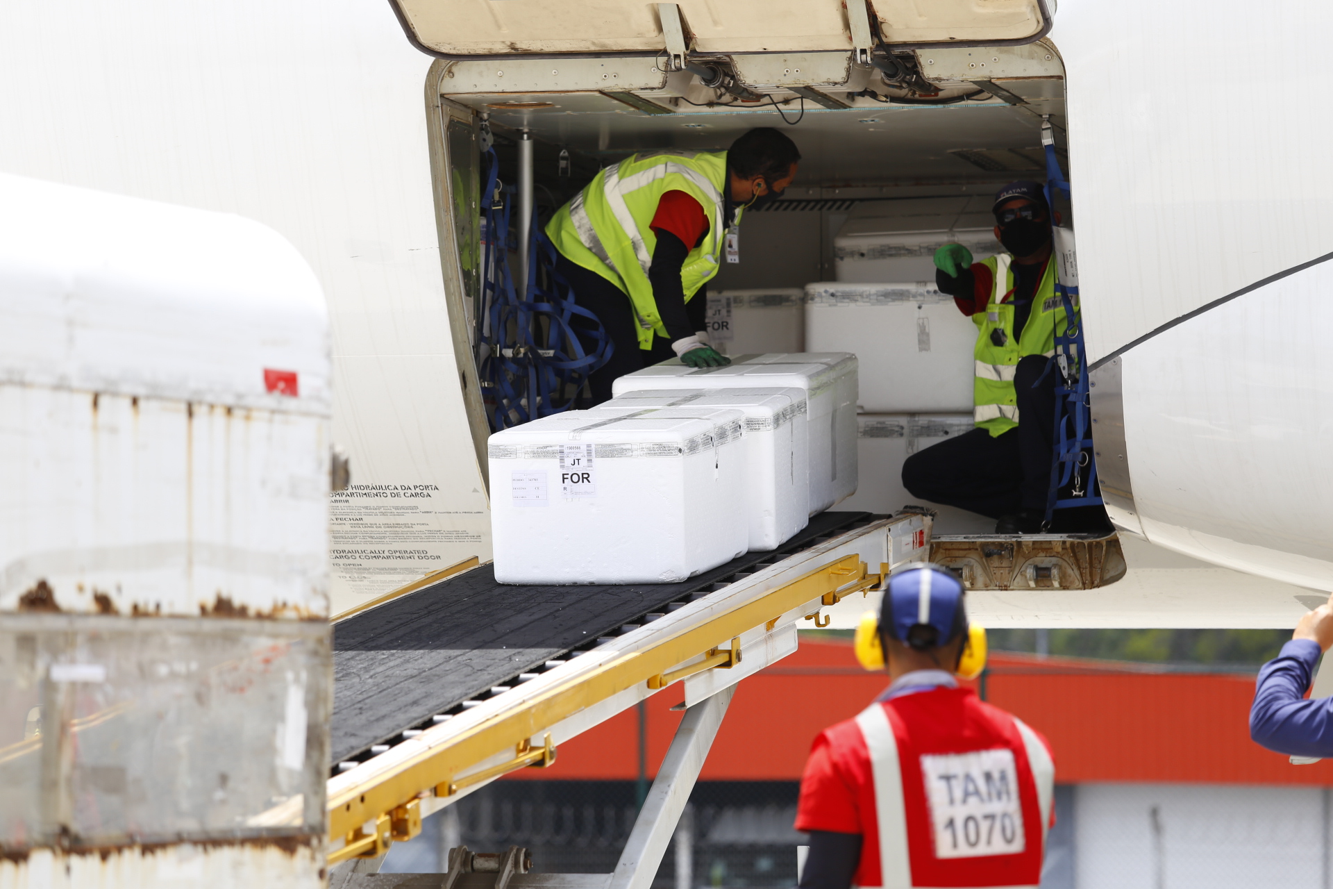 Novo lote com 109.800 doses da CoronaVac chega ao Ceará - Governo do ...