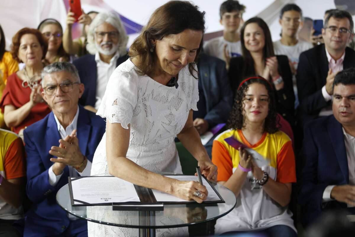 Governadora Izolda Cela sanciona lei que apoia universalização do tempo ...