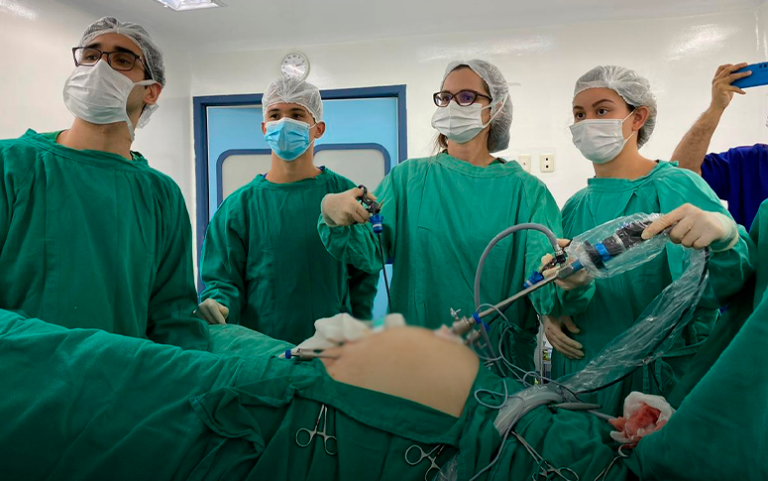 Helv realiza primeira cirurgia de colectomia por vídeo em paciente com ...