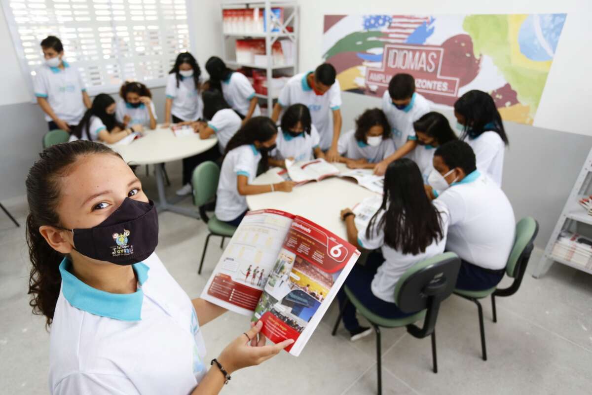 Seduc seleciona livros didáticos de língua inglesa para serem utilizados nos CCIs - Governo do ...