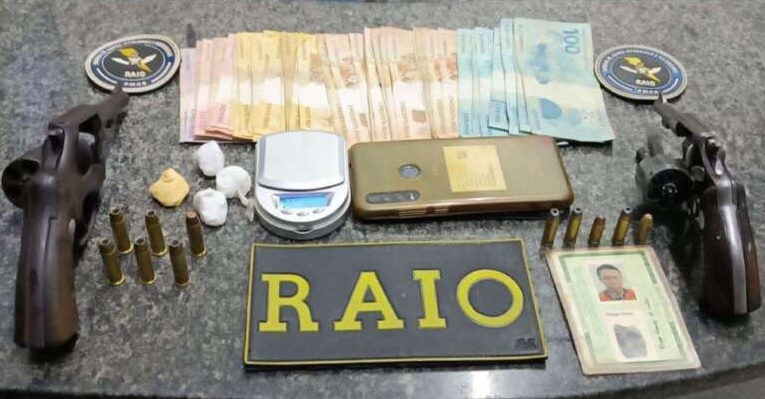 Suspeito Tenta Se Desfazer De Drogas E Armas De Fogo E é Preso Pela