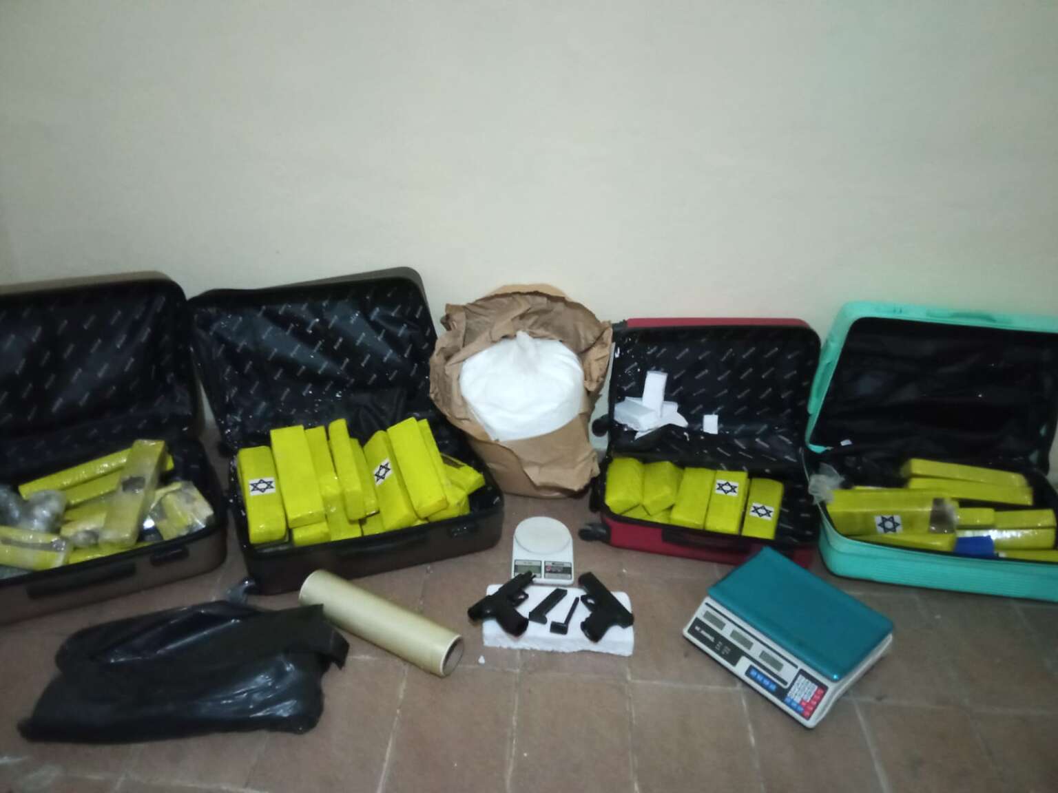 Cotam Da Pmce Prende Suspeito Com 55 Kg De Maconha E 20 Kg De Mineíta